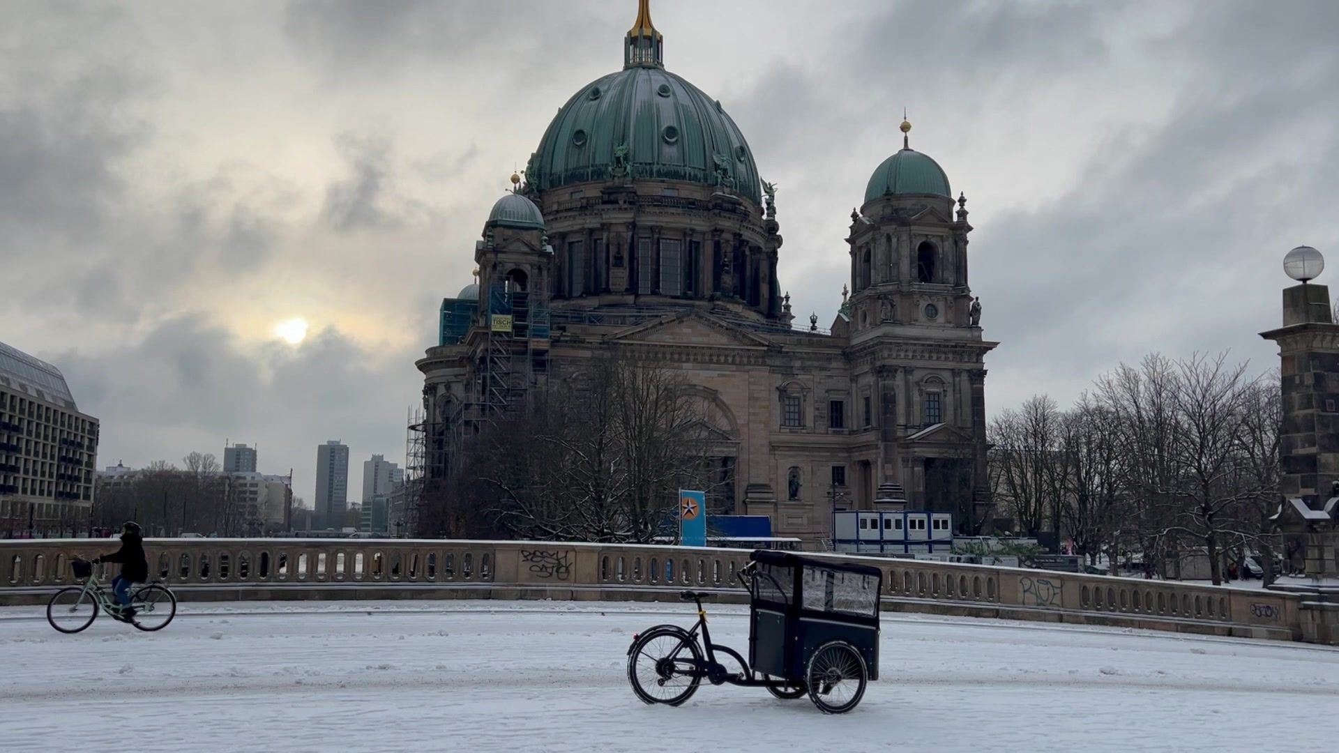 First snowfall of the winter turns Berlin’s streets white