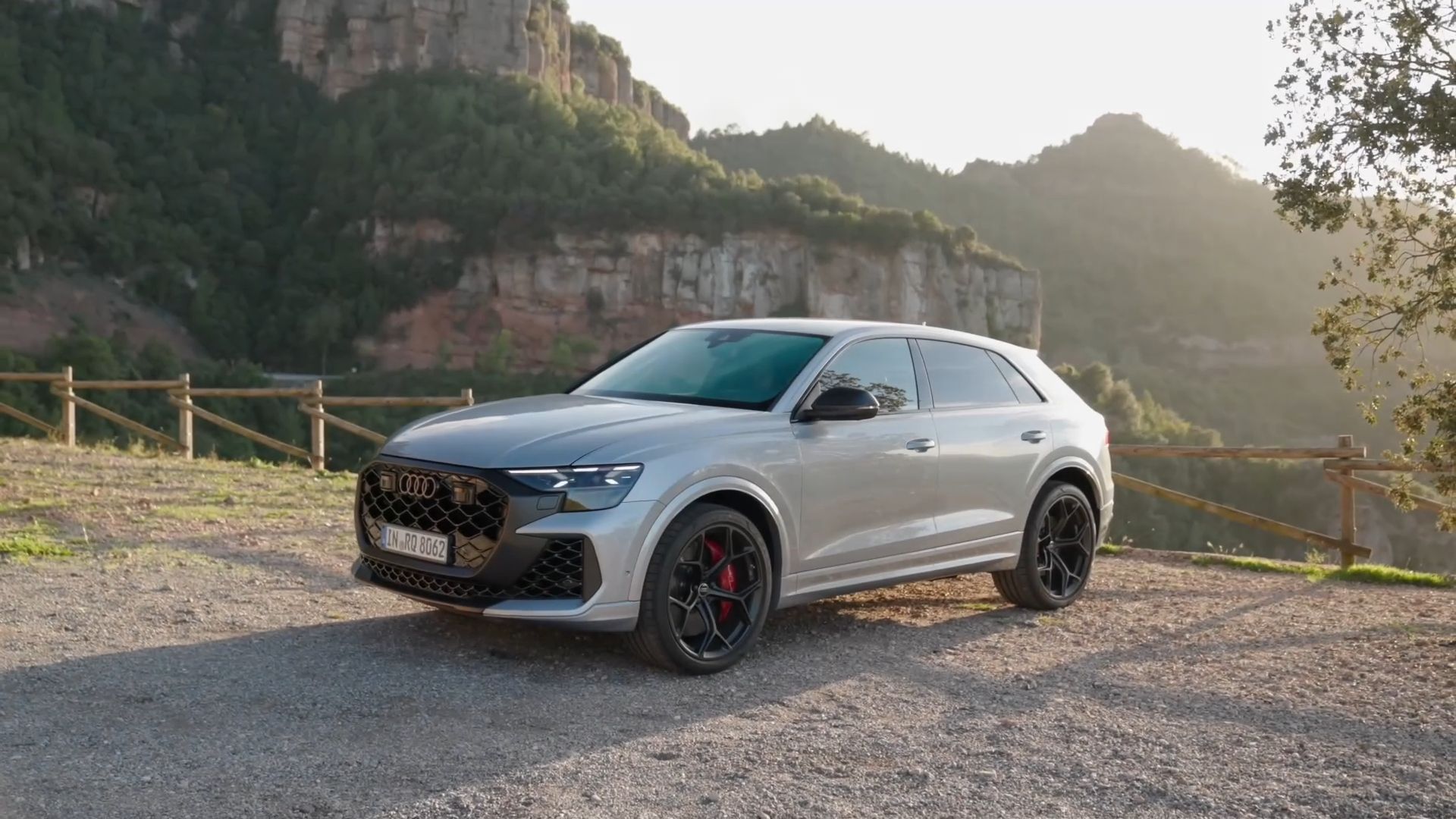 Video: Der Audi RS Q8 performance - Sportlich vom Rad bis zur Naht ...