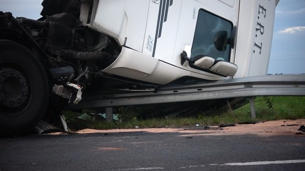 Schwerer LKW-Unfall auf der B167 bei Herzberg - Fahrzeuge kollidiert - Ein Mensch stirbt