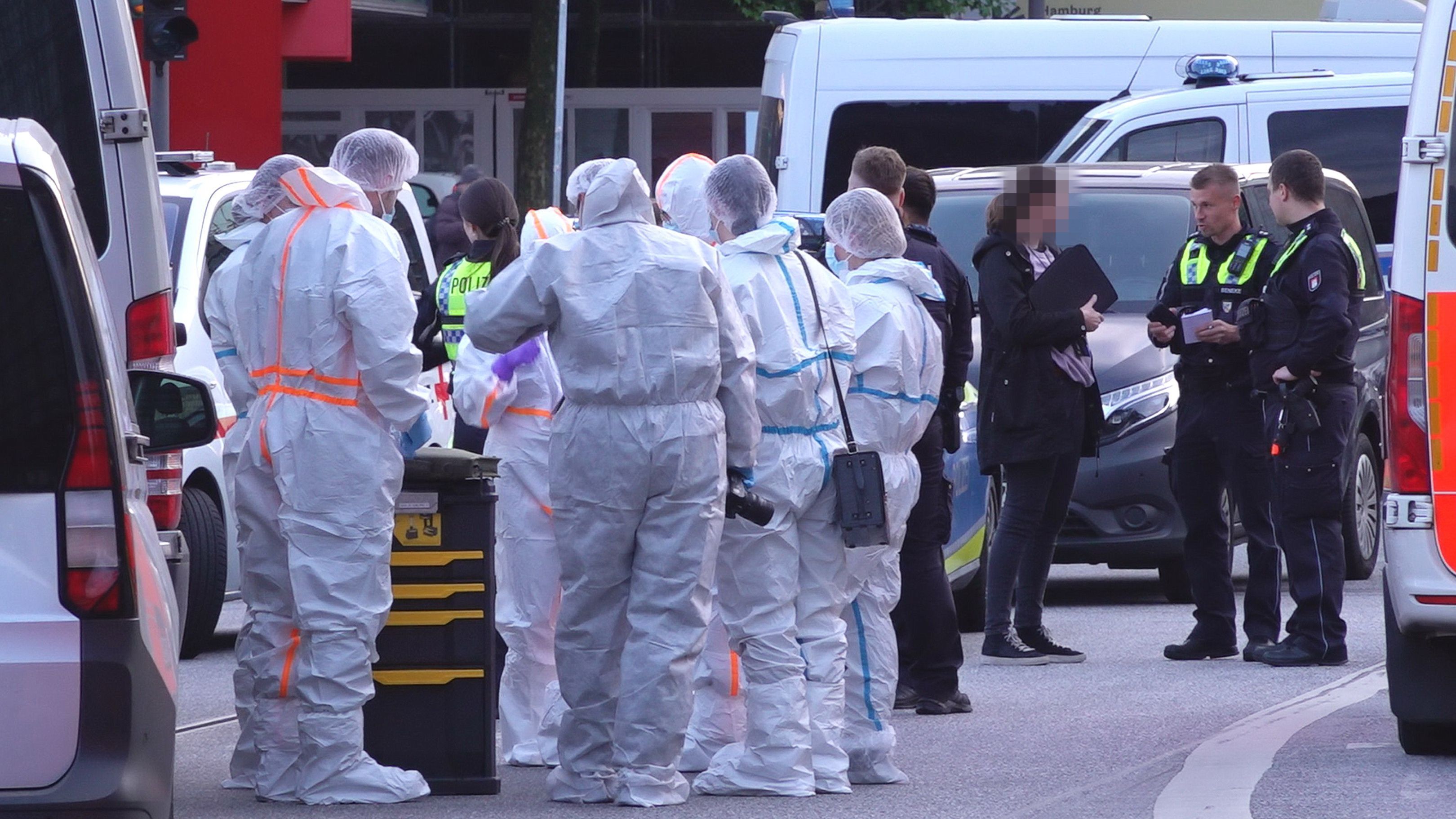 Video: Hamburg: Amoklauf im Hauptbahnhof - Frau (39) sticht wahllos auf Reisende ein - 18 ...